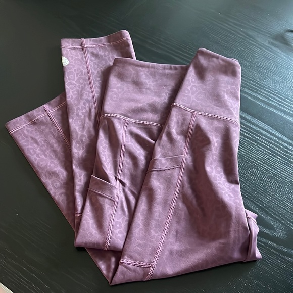 love her | Pants & Jumpsuits | Capri Leggings | Poshmark